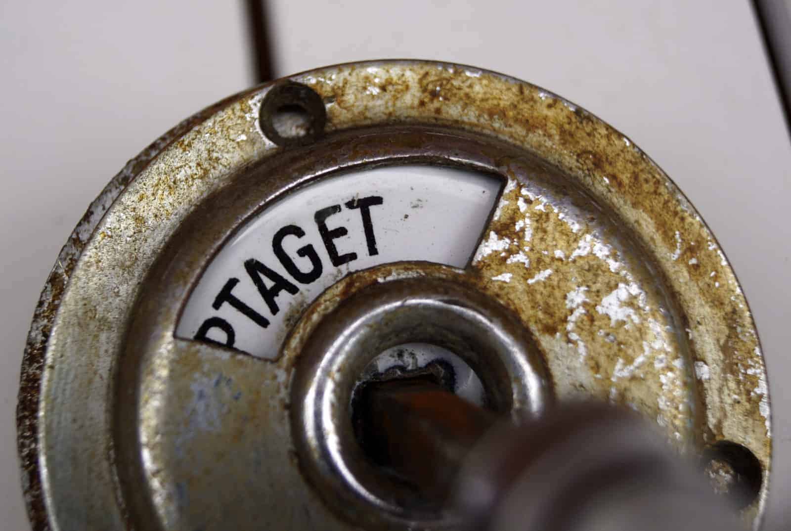 Håndtag med fri/optaget skilt til begge sider af døren - Finurlium
