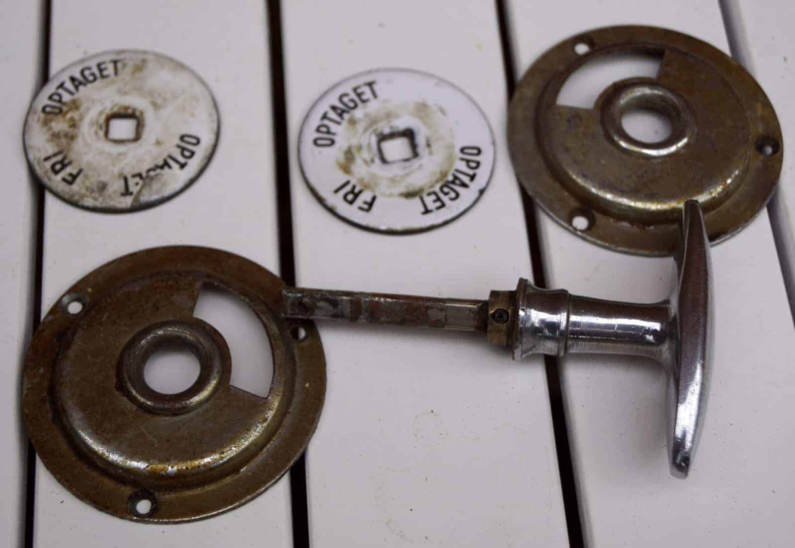 Håndtag med fri/optaget skilt til begge sider af døren - Finurlium