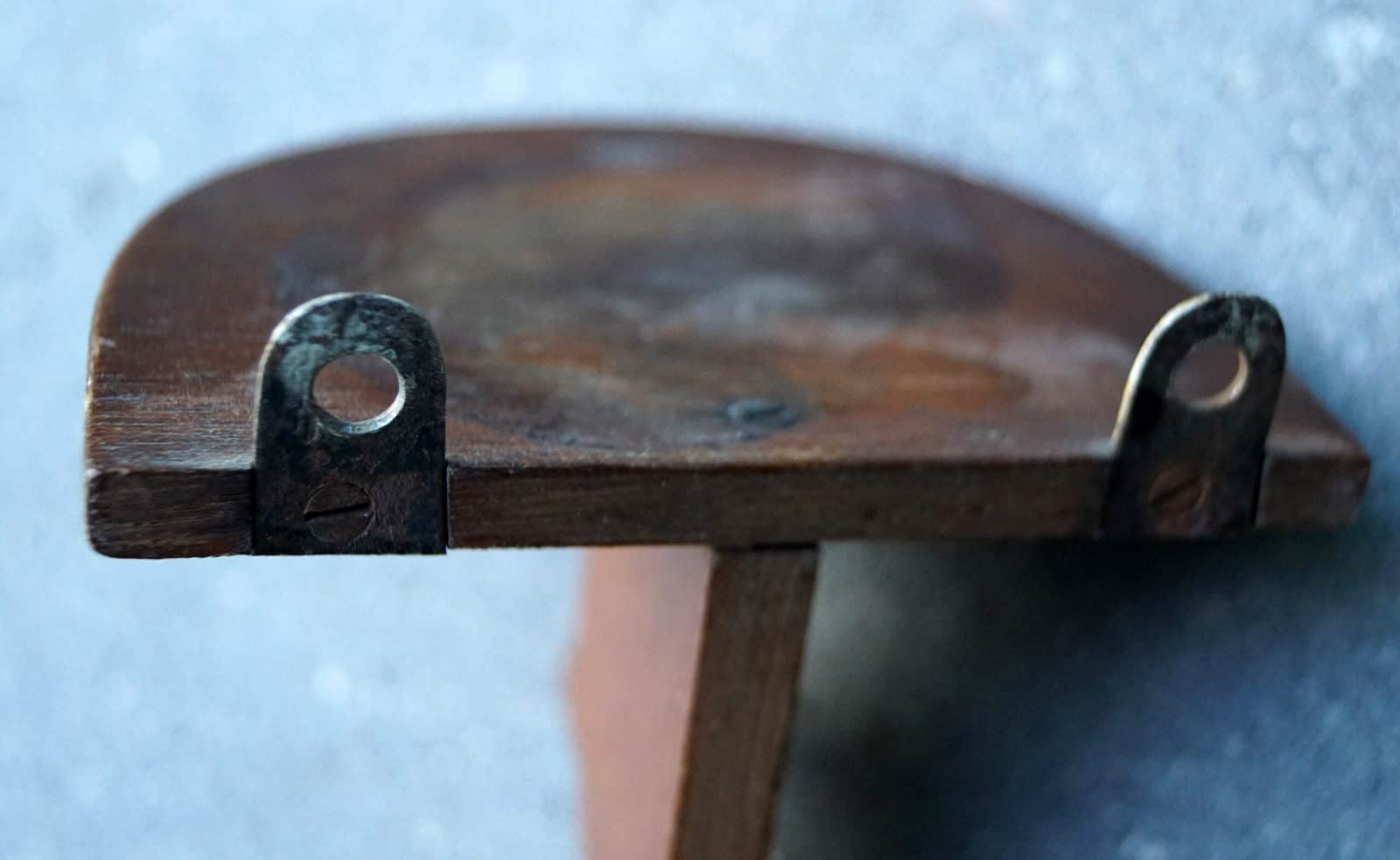 Lille hylde i teaktræ - Finurlium