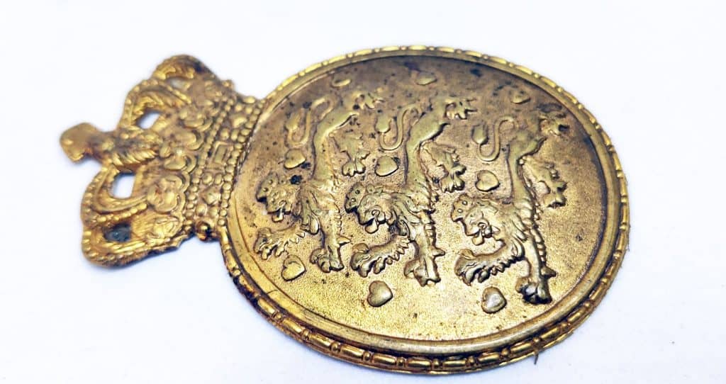 Danske politi uniforms emblem med kongekrone og løver i messing – Finurlium