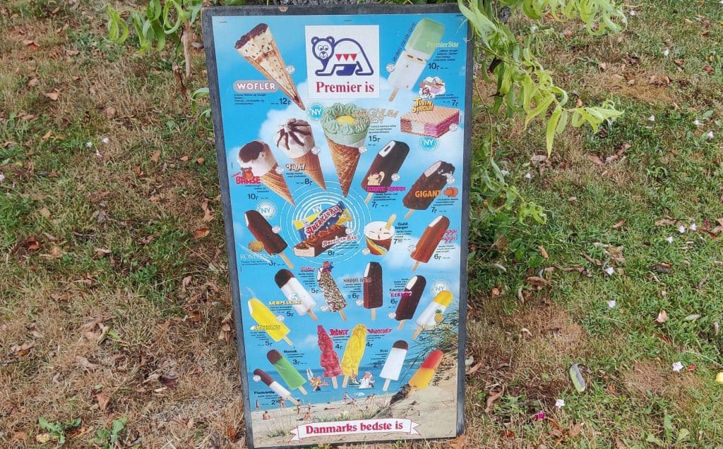 Premier IS. Skilt på krydsfiner. Ældre dato. Danmarks bedste IS - Finurlium