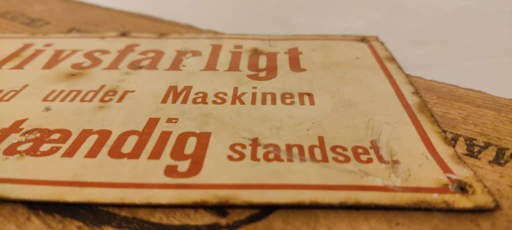 Gammelt blikskilt - Det er Livsfarligt at krybe ind under Maskinen før ... Gammelt blikskilt - Det er Livsfarligt at krybe ind under Maskinen før ...