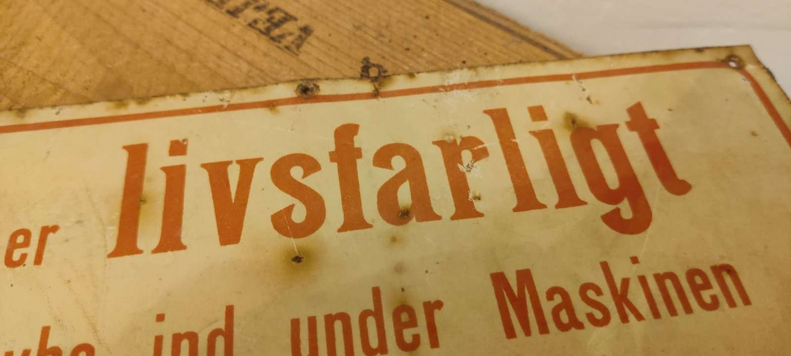 Gammelt blikskilt - Det er Livsfarligt at krybe ind under Maskinen før ... Gammelt blikskilt - Det er Livsfarligt at krybe ind under Maskinen før ...